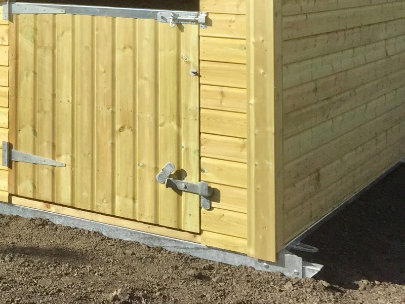 TWIN MOBILE STABLE WITH 8FT TACK ROOM – Longcross Stables