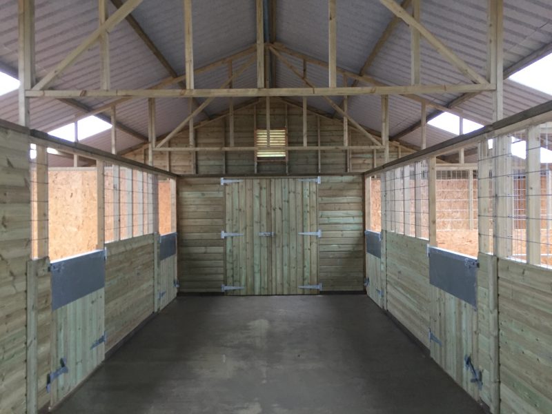 FOUR BOX AMERICAN STYLE BARN WITH STEEL ROOF – Longcross Stables