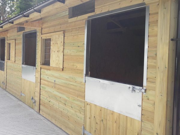 SIX BOX AMERICAN STYLE BARN – Longcross Stables